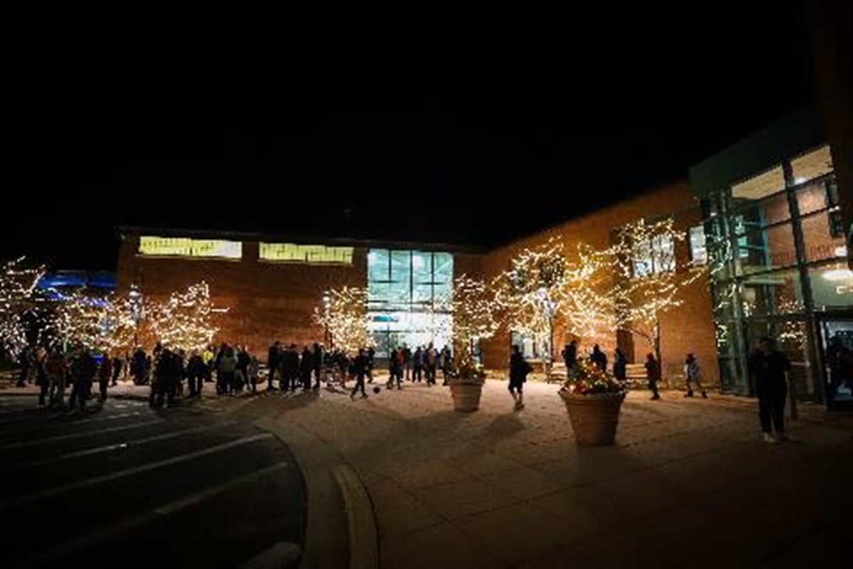 Holiday lighting City of Shoreview - Community Center